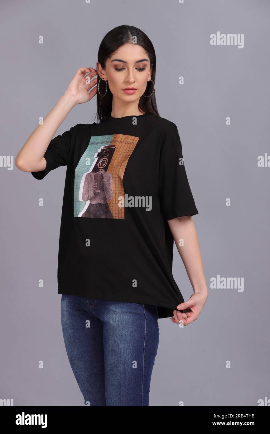 Female Model Wearing T-Shirt / T-shirt model Stock Photo - Alamy