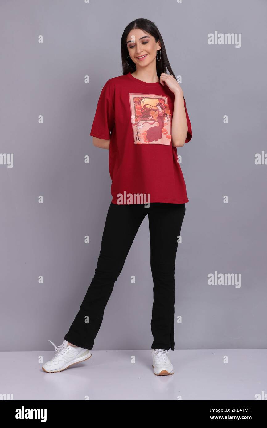 Female Model Wearing T-Shirt / T-shirt model Stock Photo - Alamy