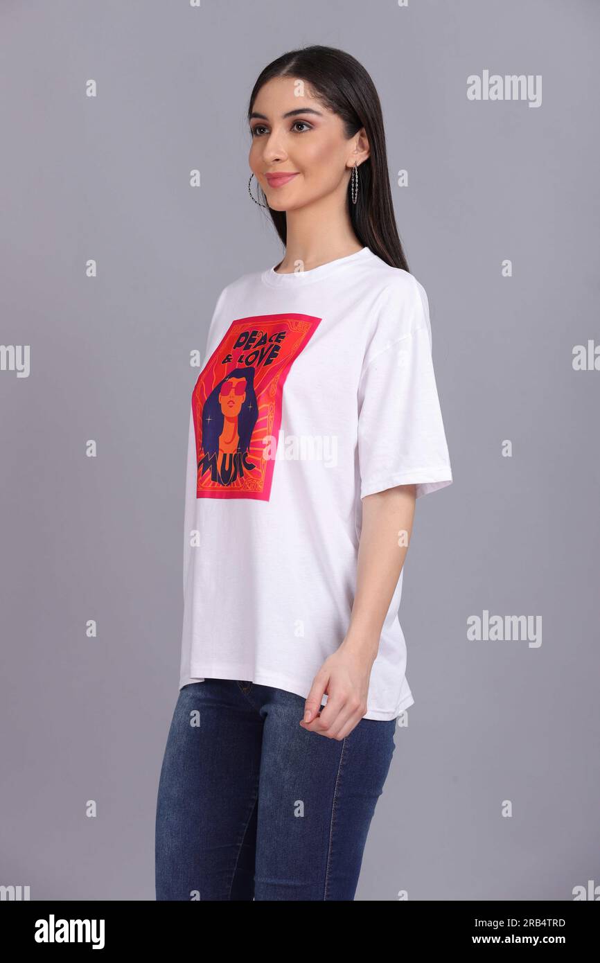 Female Model Wearing T-Shirt / T-shirt model Stock Photo - Alamy
