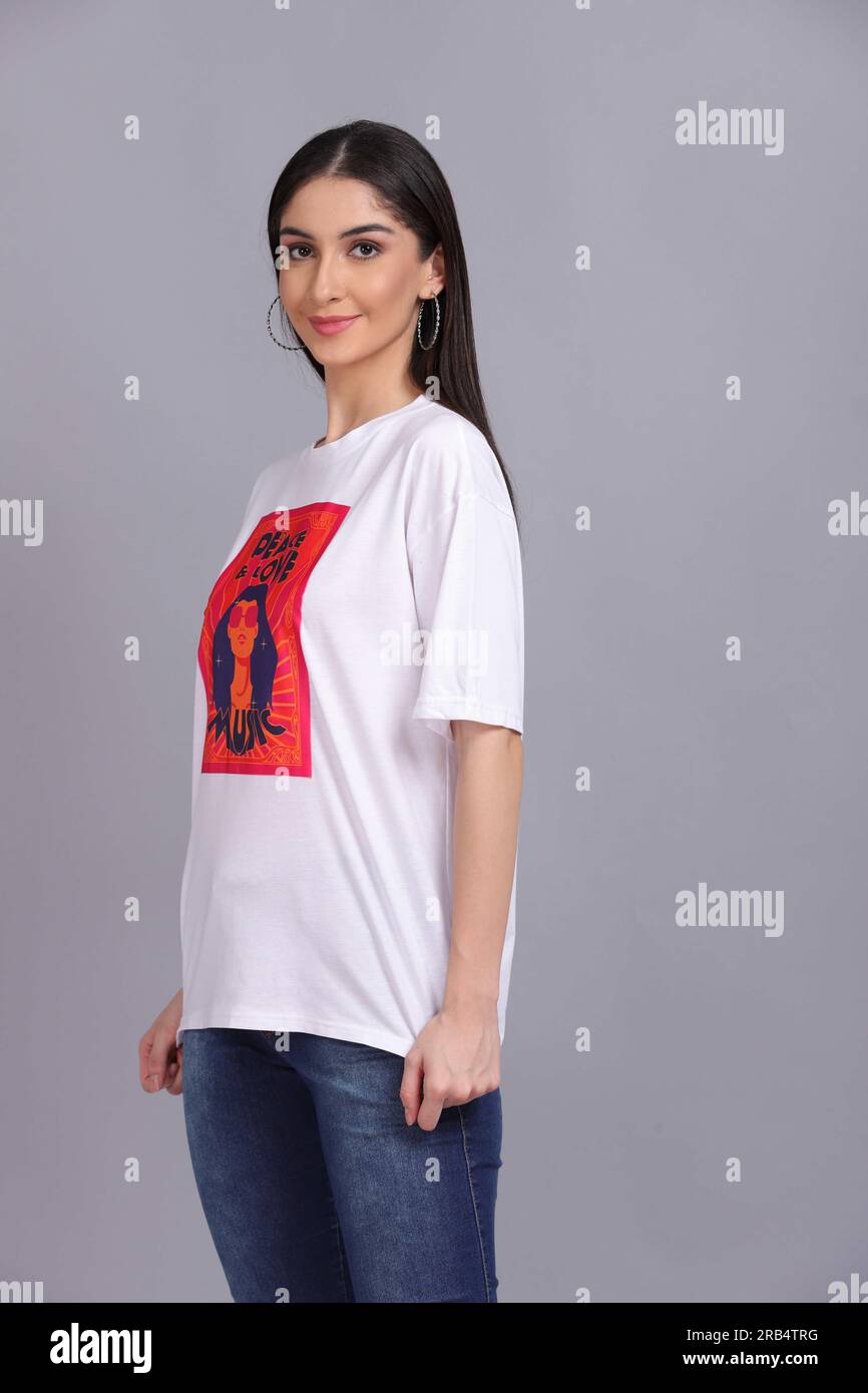 Female Model Wearing T-Shirt / T-shirt model Stock Photo - Alamy