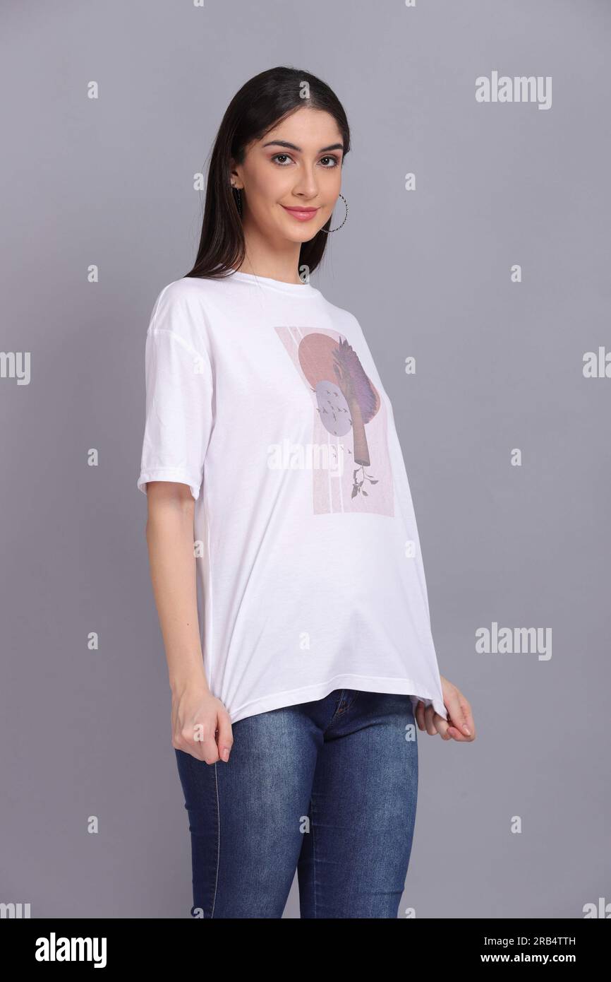 Female Model Wearing T-Shirt / T-shirt model Stock Photo - Alamy