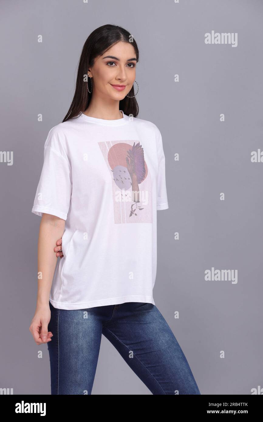 Female Model Wearing T-Shirt / T-shirt model Stock Photo - Alamy