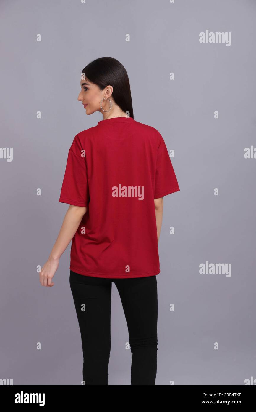 Female Model Wearing T-Shirt / T-shirt model Stock Photo - Alamy