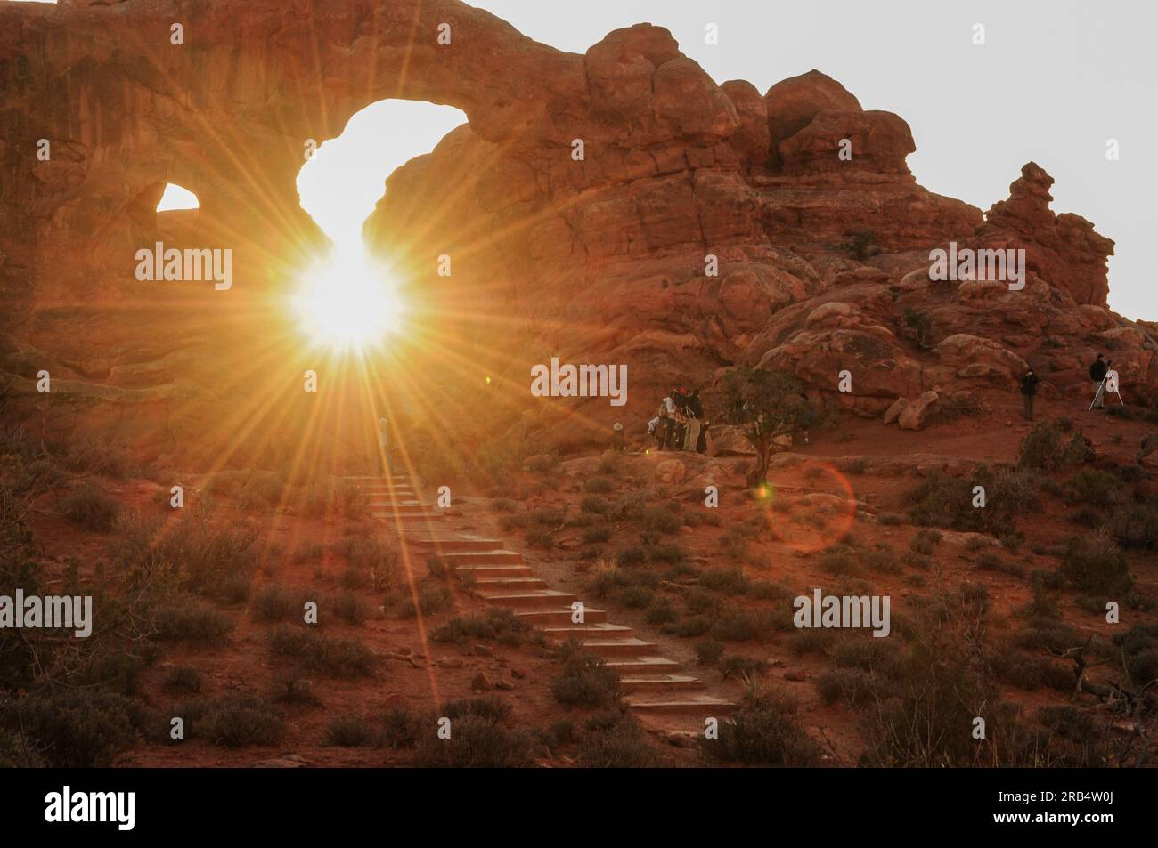 Sunset peeking through arch hi-res stock photography and images - Alamy