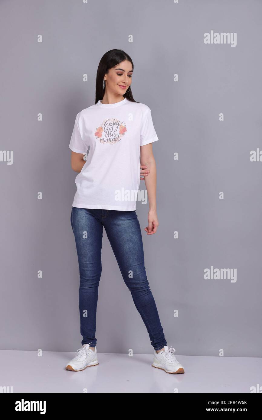 Female Model Wearing T-Shirt / T-shirt model Stock Photo - Alamy