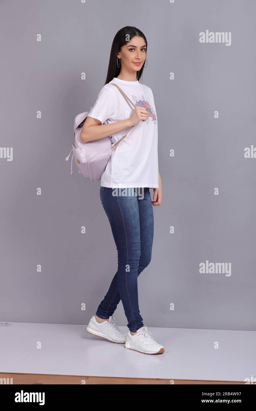 Female Model Wearing T-Shirt / T-shirt model Stock Photo - Alamy
