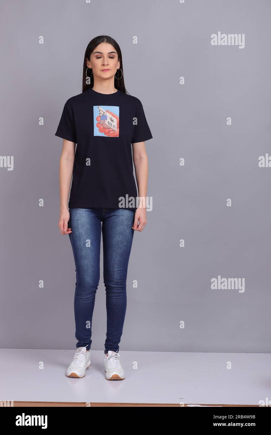 Female Model Wearing T-Shirt / T-shirt model Stock Photo - Alamy
