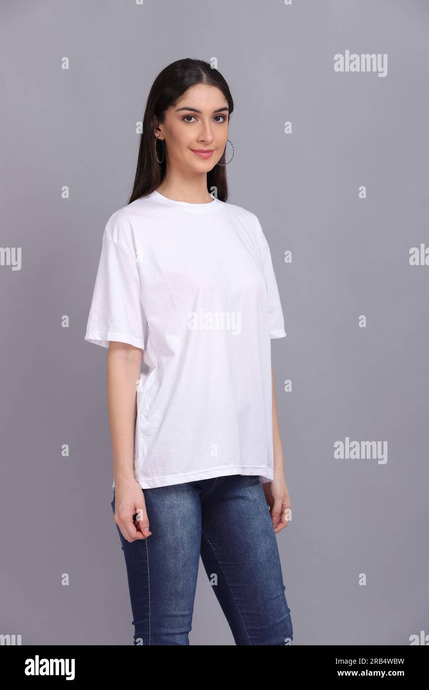 Female Model Wearing T-Shirt / T-shirt model Stock Photo - Alamy