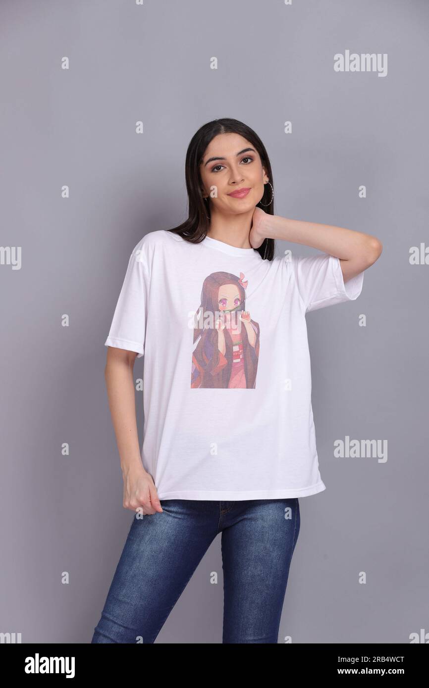 Female Model Wearing T-Shirt / T-shirt model Stock Photo - Alamy