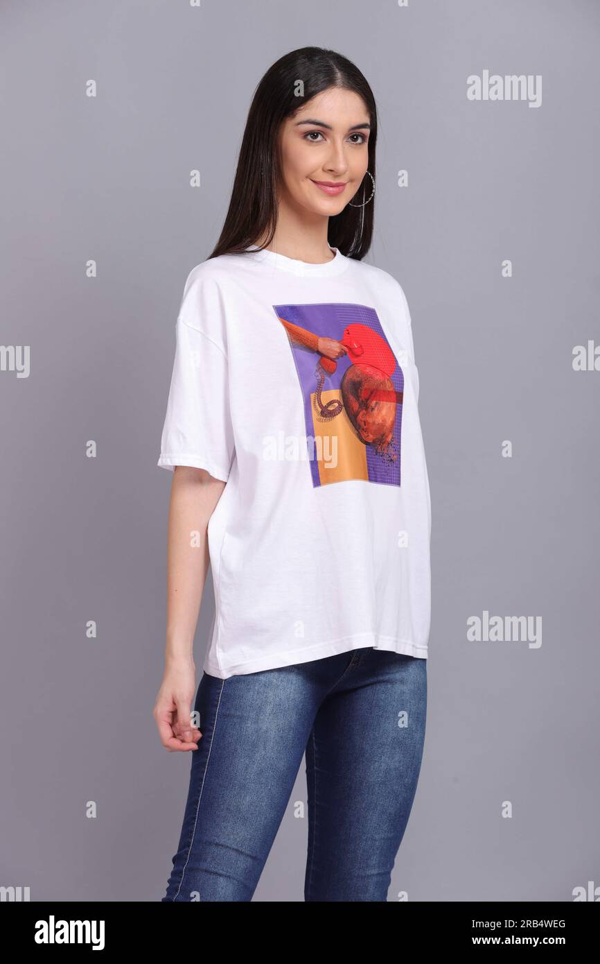 Female Model Wearing T-Shirt / T-shirt model Stock Photo - Alamy