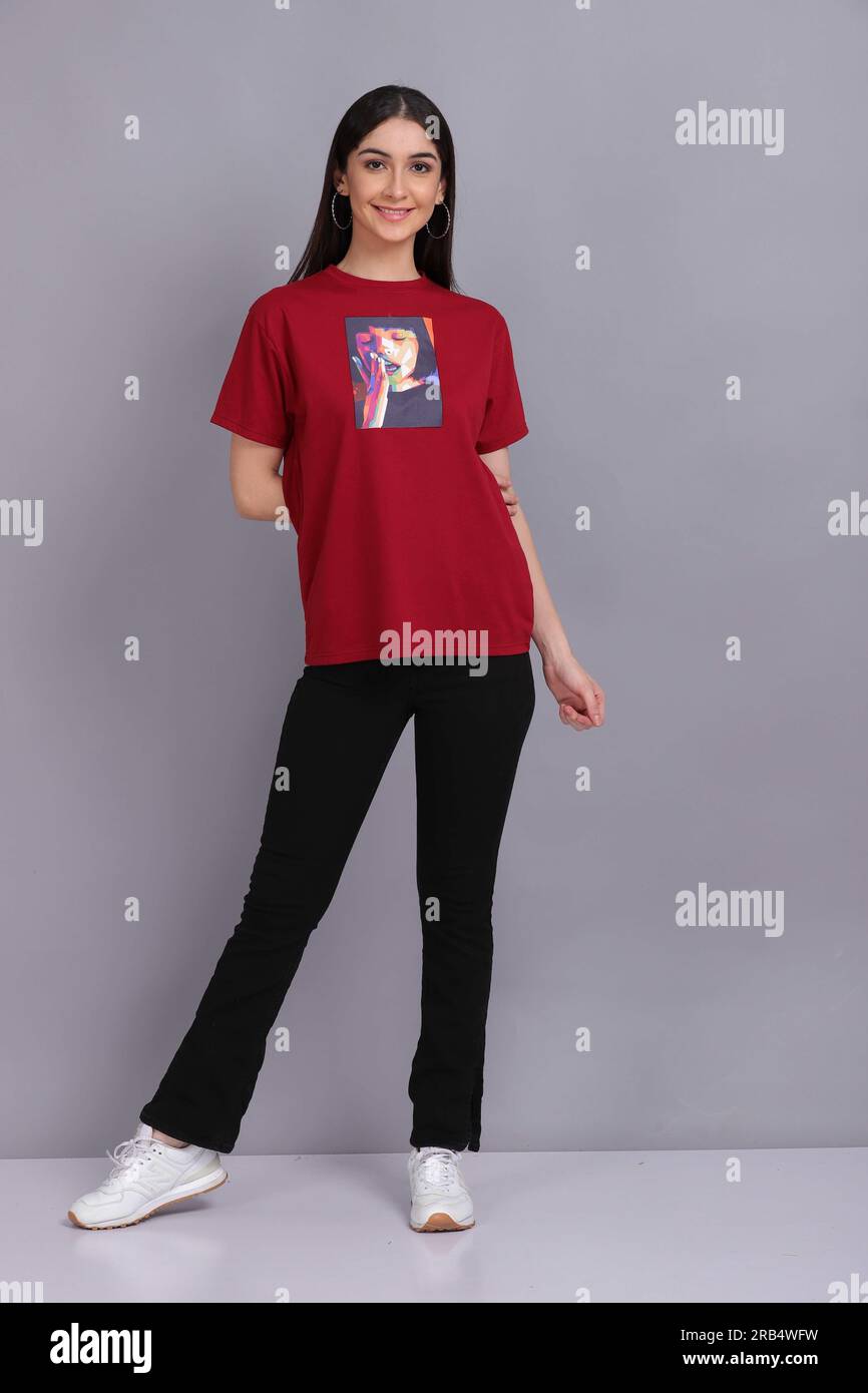 Female Model Wearing T-Shirt / T-shirt model Stock Photo - Alamy