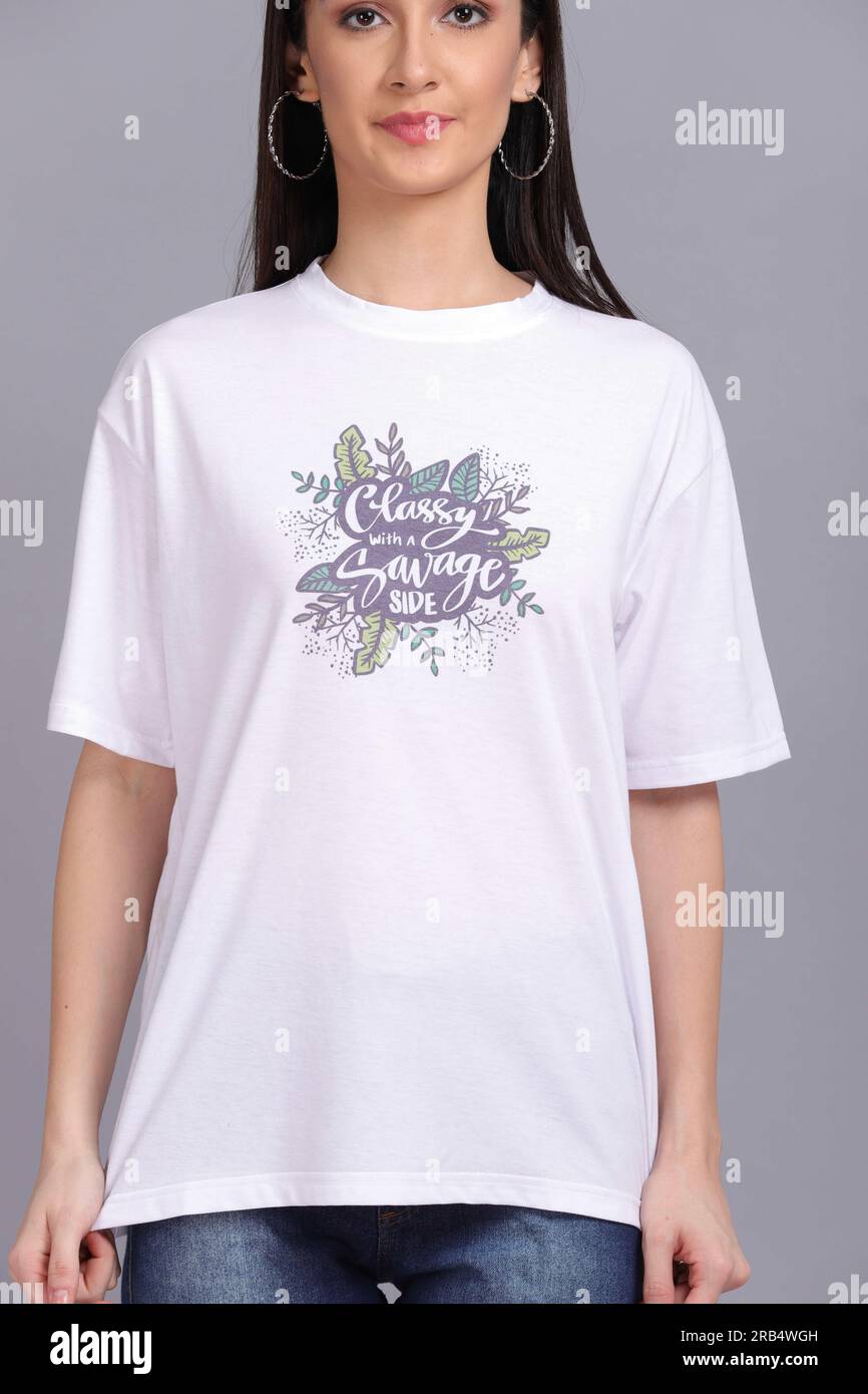 Female Model Wearing T-Shirt / T-shirt model Stock Photo - Alamy