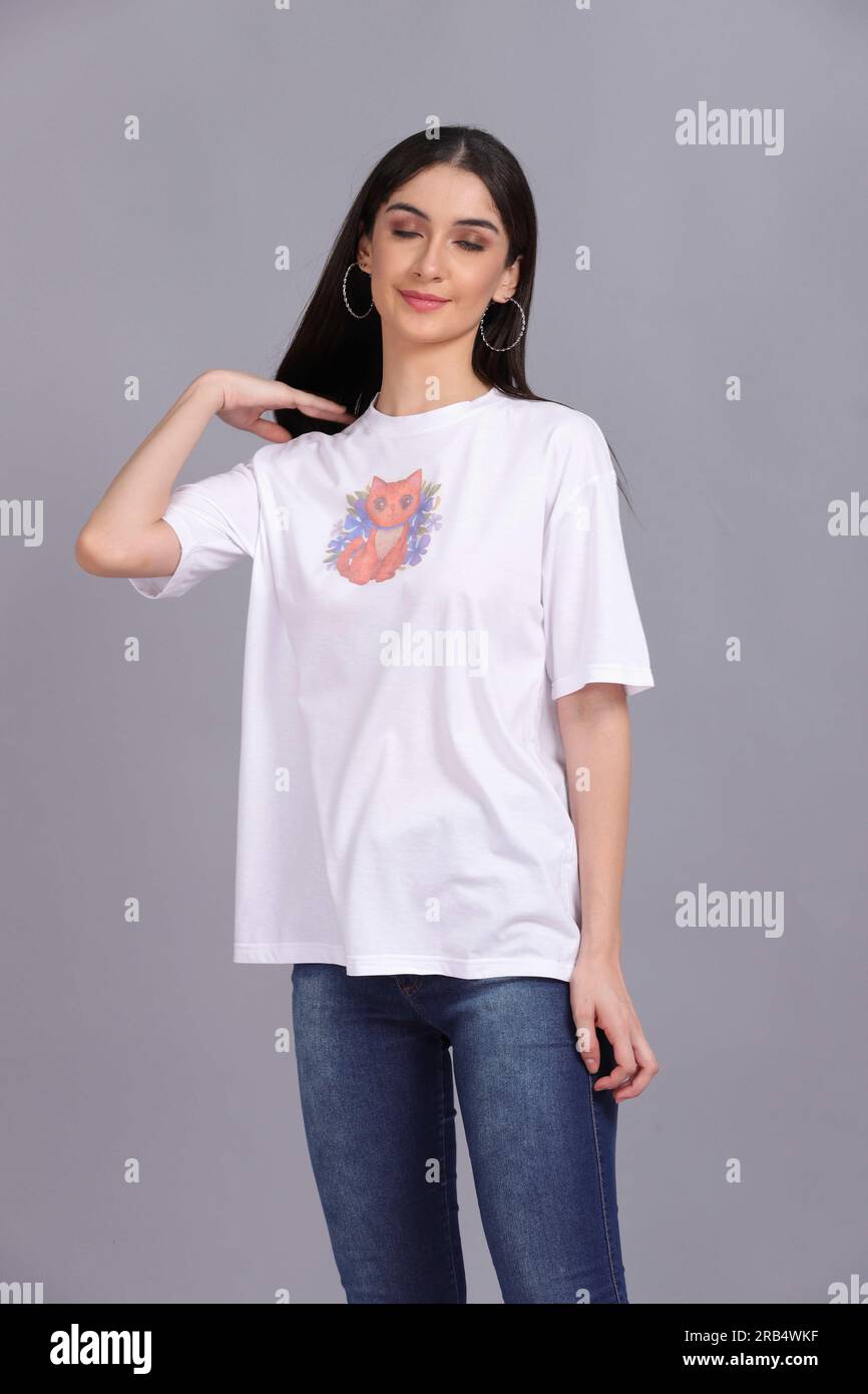 Female Model Wearing T-Shirt / T-shirt model Stock Photo - Alamy