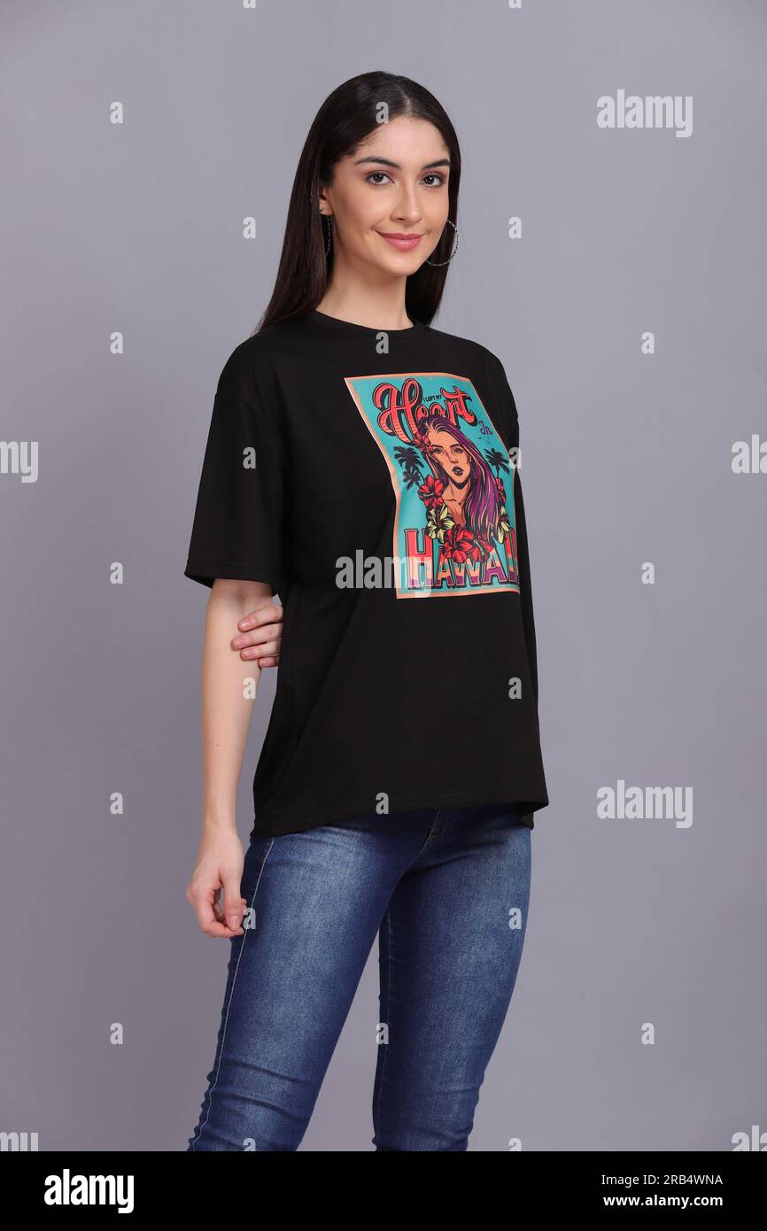 Female Model Wearing T-Shirt / T-shirt model Stock Photo - Alamy