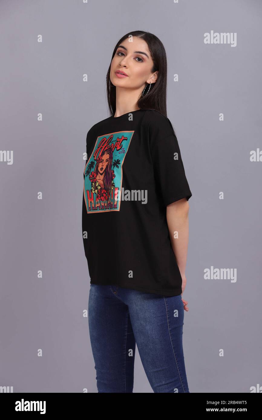 Female Model Wearing T-Shirt / T-shirt model Stock Photo - Alamy