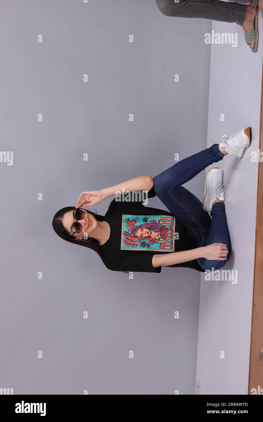 Female Model Wearing T-Shirt / T-shirt model Stock Photo - Alamy