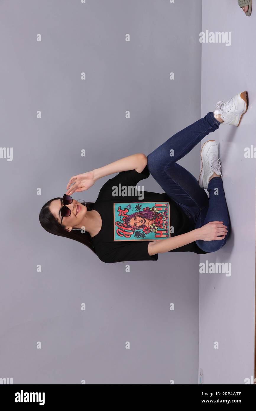 Female Model Wearing T-Shirt / T-shirt model Stock Photo - Alamy