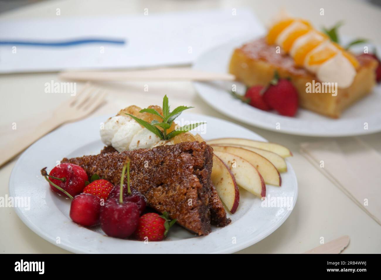 Beautifully sliced chocolate cake hi-res stock photography and images ...