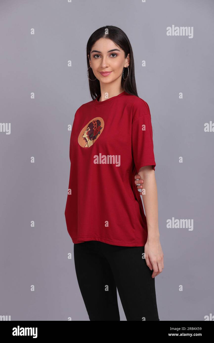 Female Model Wearing T-Shirt / T-shirt model Stock Photo - Alamy
