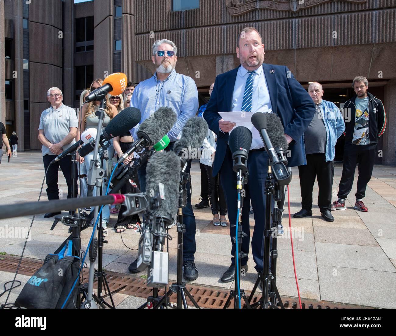 Tim Edwards, the father of Elle Edwards, (left) and Detective ...