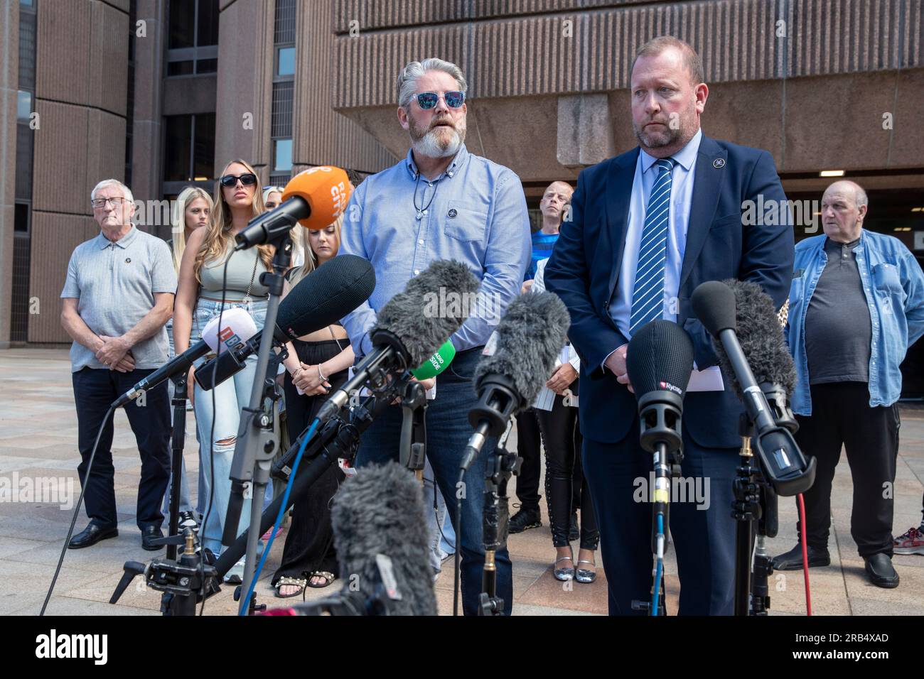Tim Edwards, the father of Elle Edwards, (left) and Detective ...
