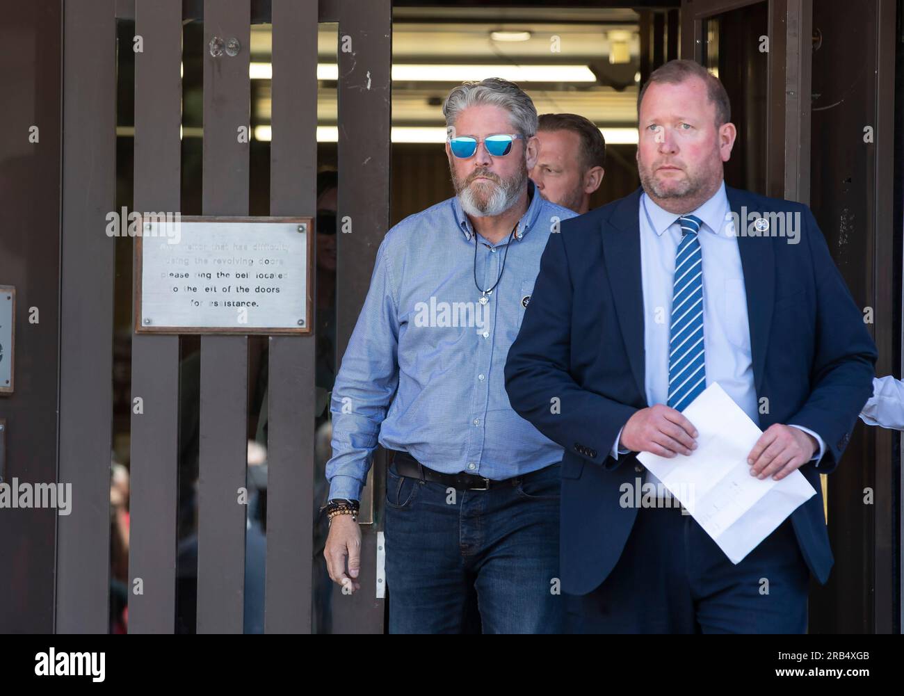 Tim Edwards, the father of Elle Edwards, (left) and Detective ...