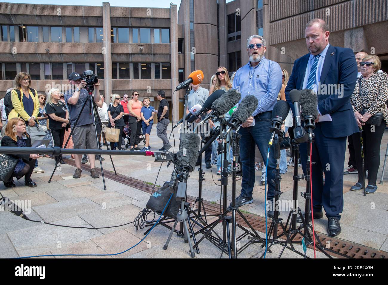 Tim Edwards, the father of Elle Edwards, (left) and Detective ...
