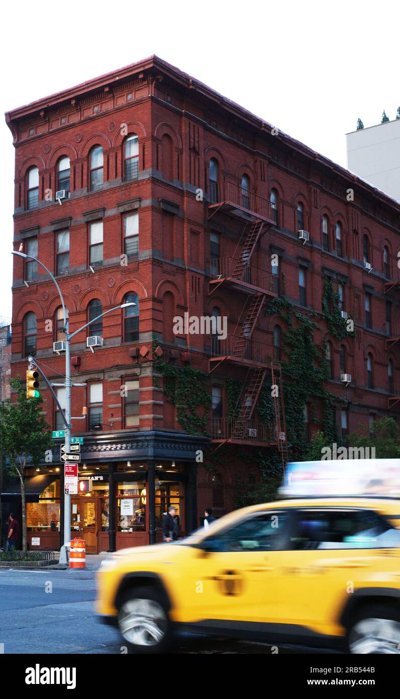 City Scene at W 35th St & 10th Ave, Manhattan, New York Stock Photo - Alamy