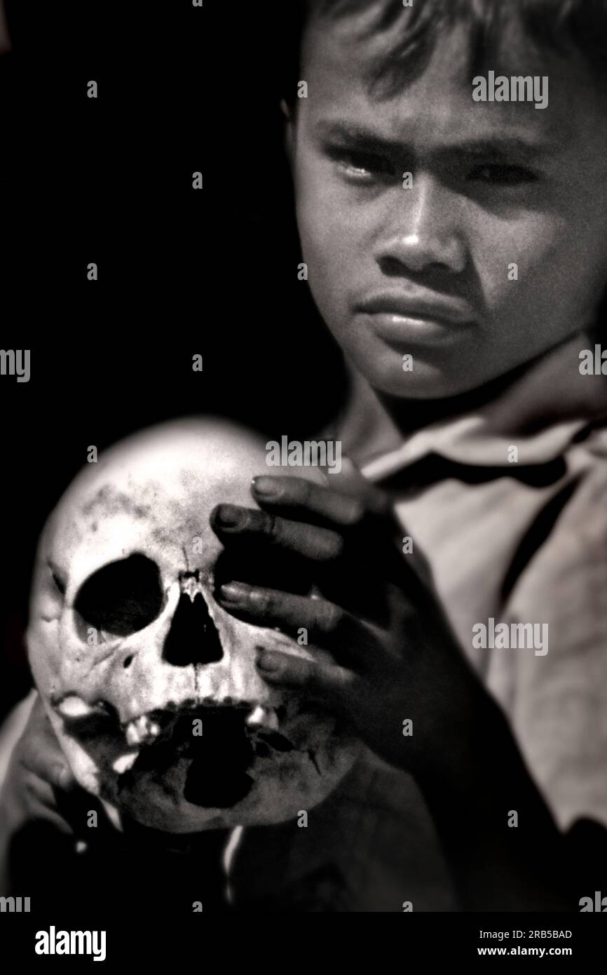 Person looking skull hi-res stock photography and images - Alamy