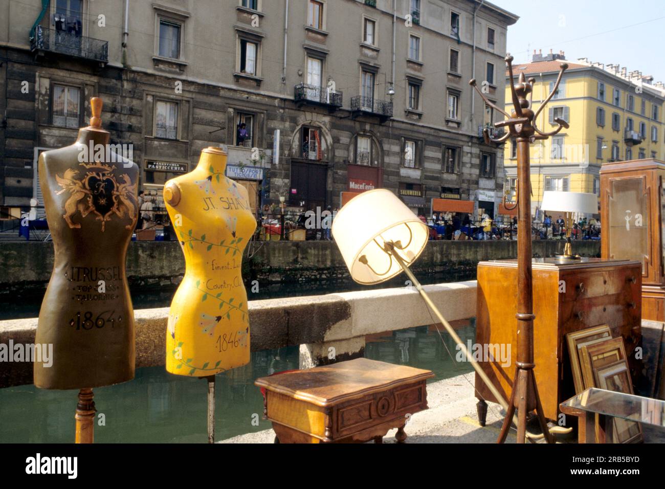 Navigli antiques market milan hi-res stock photography and images - Alamy