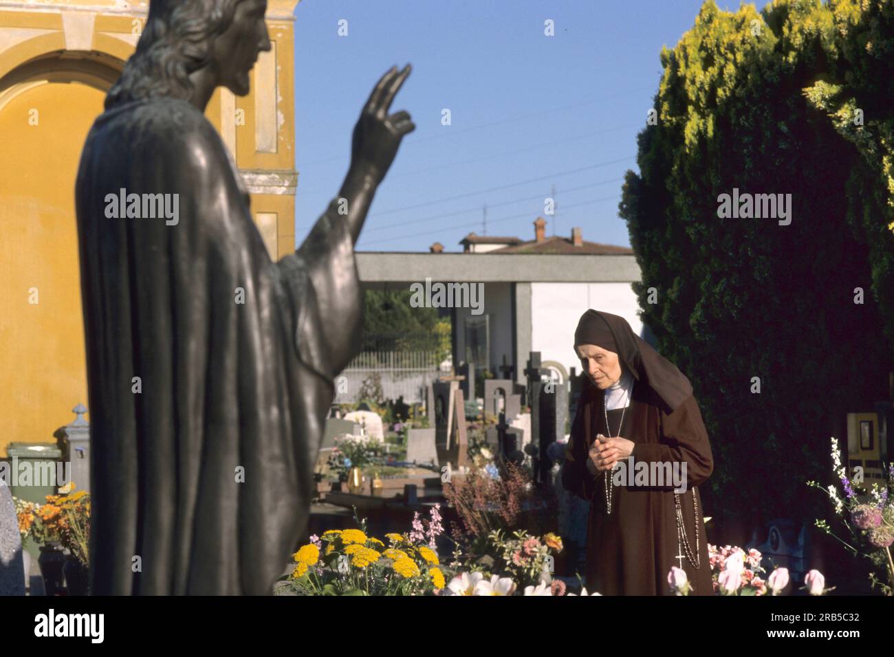Nuns cemetery hi-res stock photography and images - Alamy