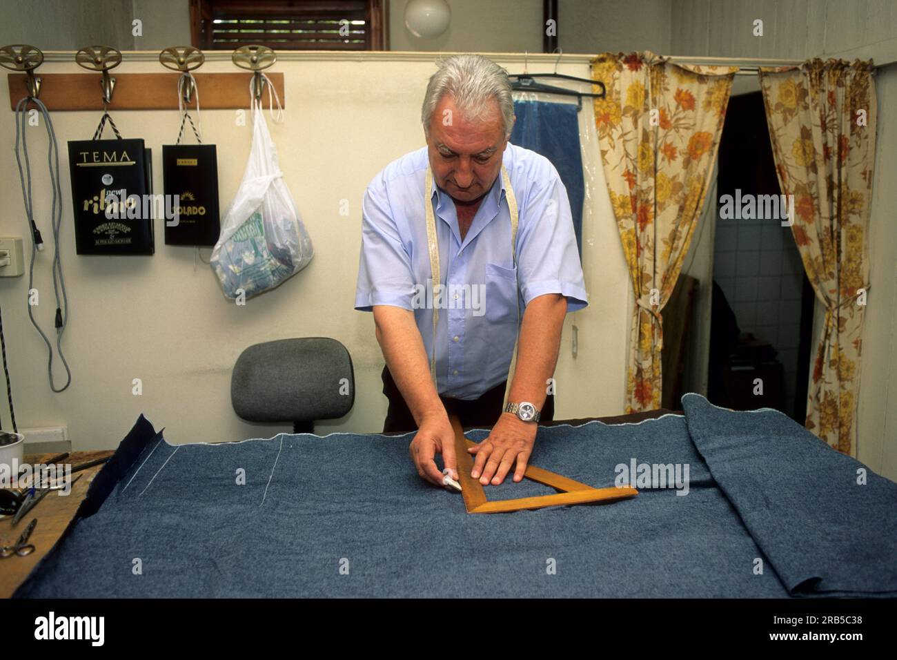 Tailor marking cloth hi-res stock photography and images - Alamy