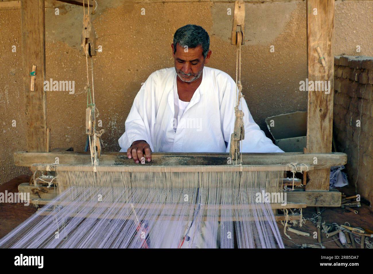 Weaver. Shendi. Nubia. Sudan. North Africa Stock Photo - Alamy