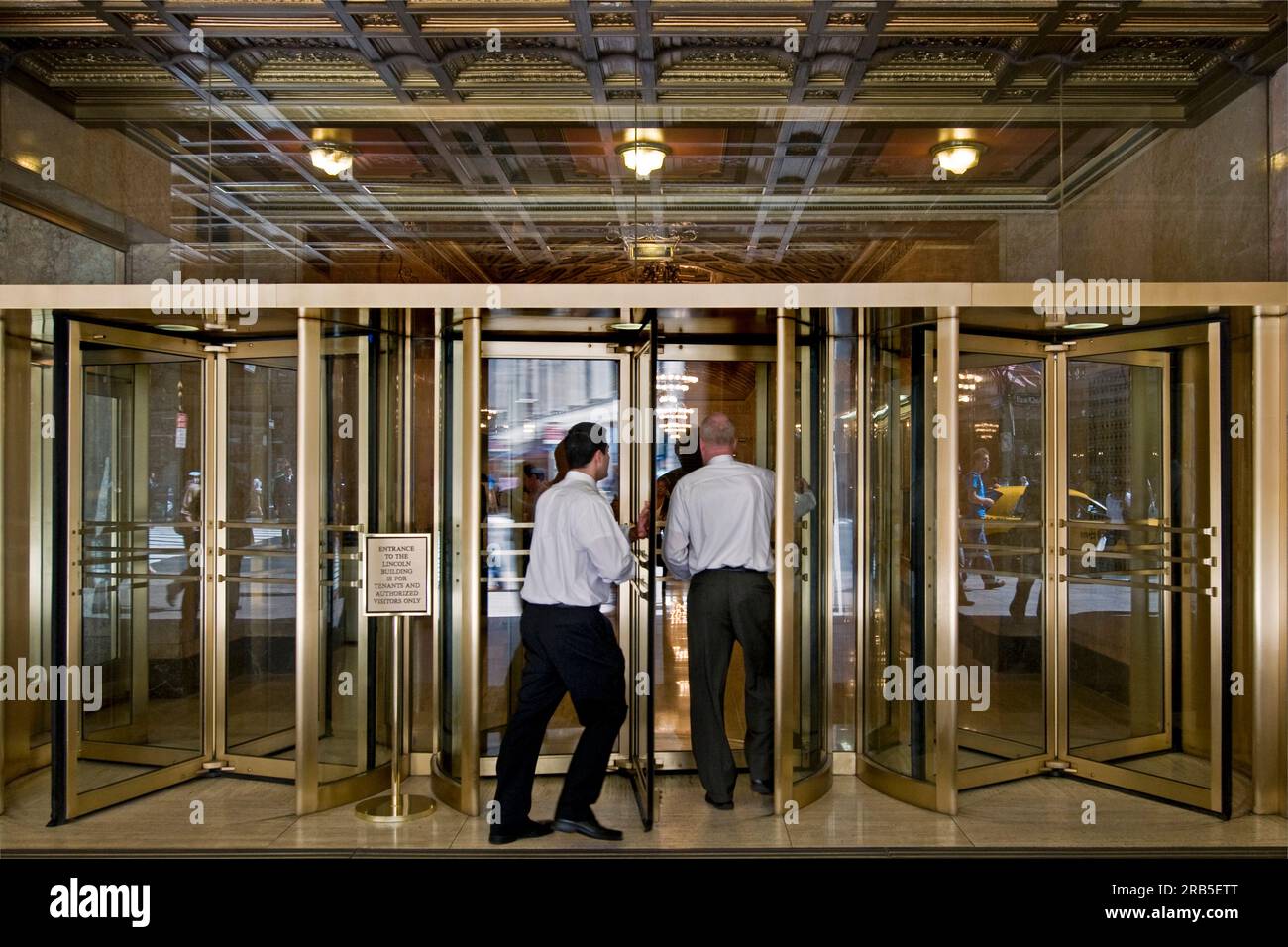 Revolving door new york city hi-res stock photography and images - Alamy