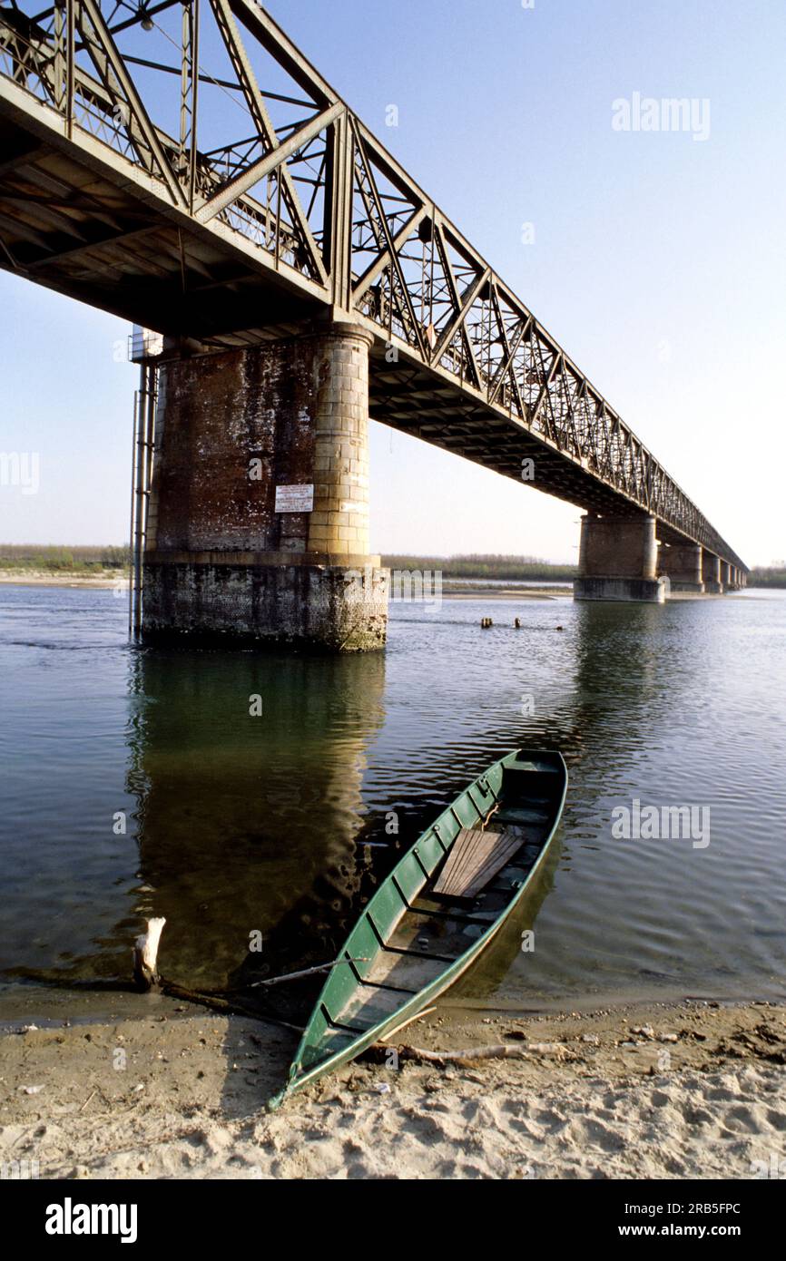 Rivers bridges boat boats hi-res stock photography and images - Alamy