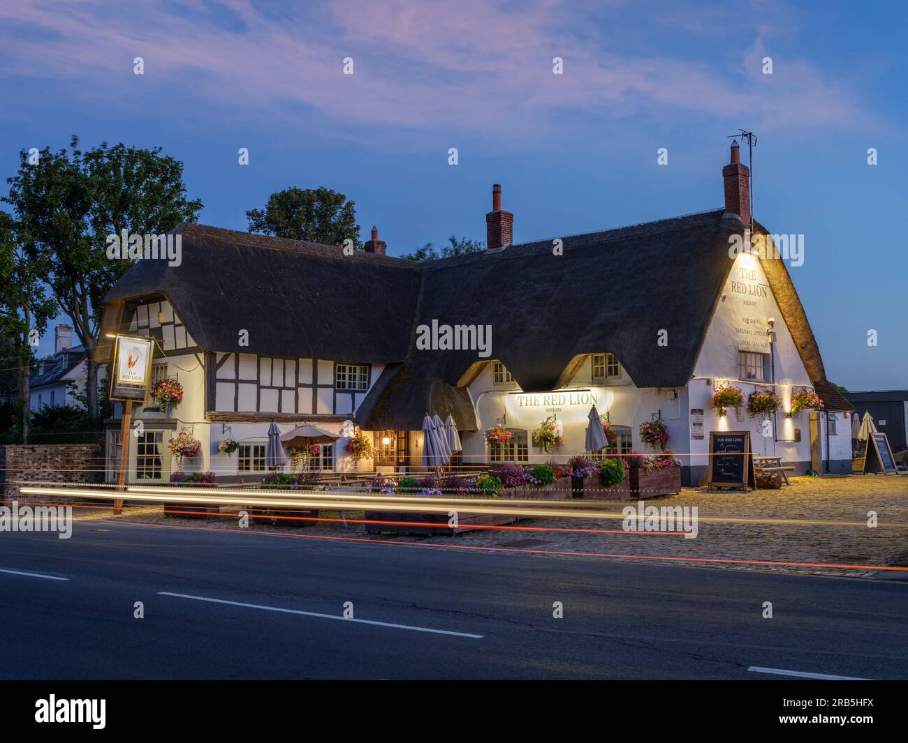 Pub with thatched roof hi-res stock photography and images - Alamy