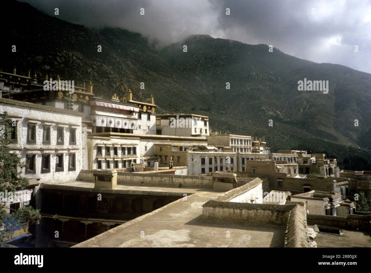 Tibet buildings hi-res stock photography and images - Alamy