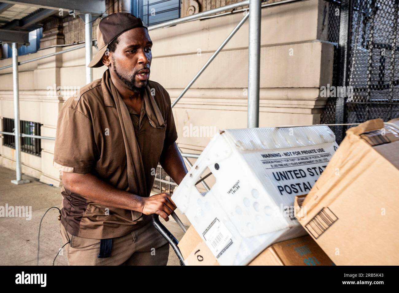 022 ups hi-res stock photography and images - Alamy