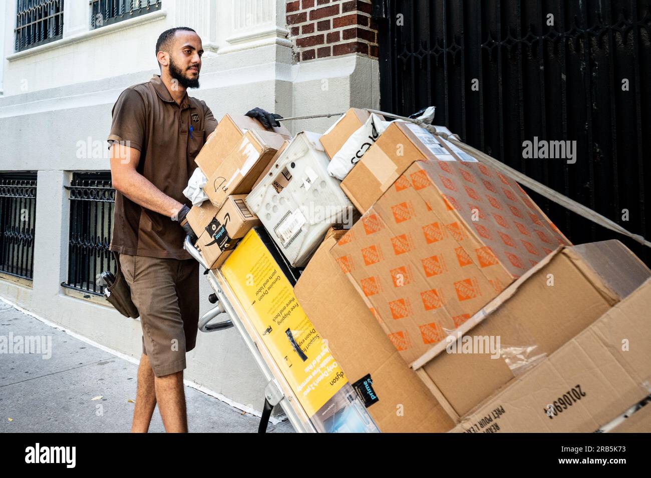 Ups driver hi-res stock photography and images - Alamy