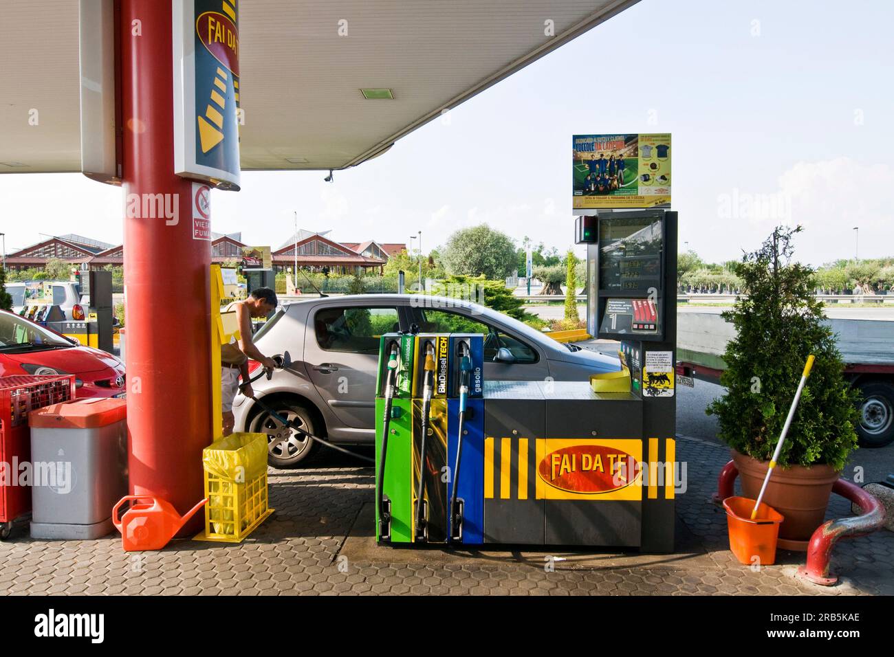 Vending machines service station hi-res stock photography and images ...