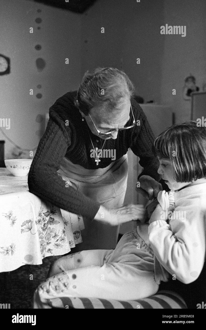 Grandmothers italy hi-res stock photography and images - Alamy