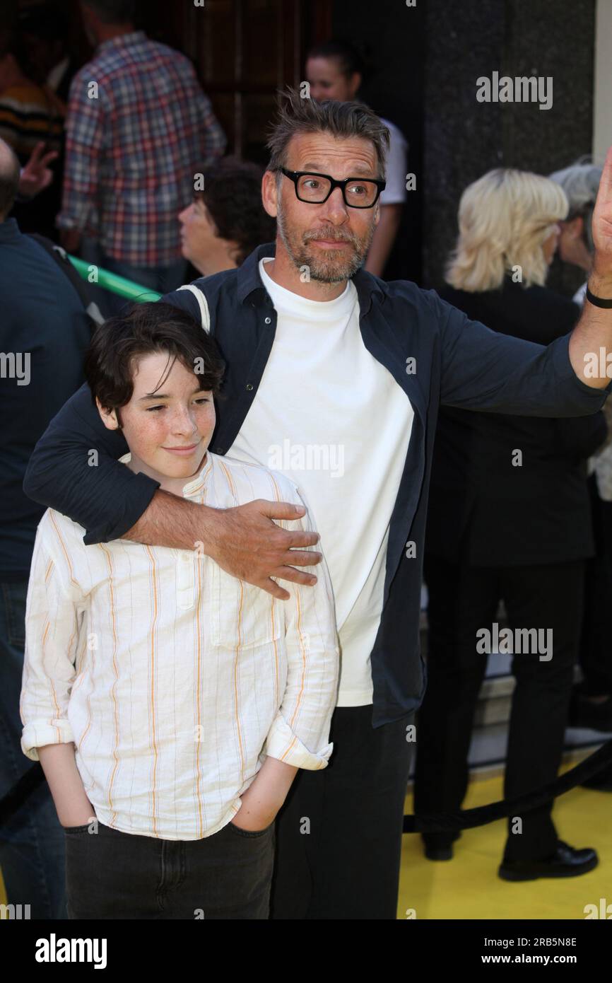 London, UK. Craig Parkinson at The Wizard of Oz musical press night ...