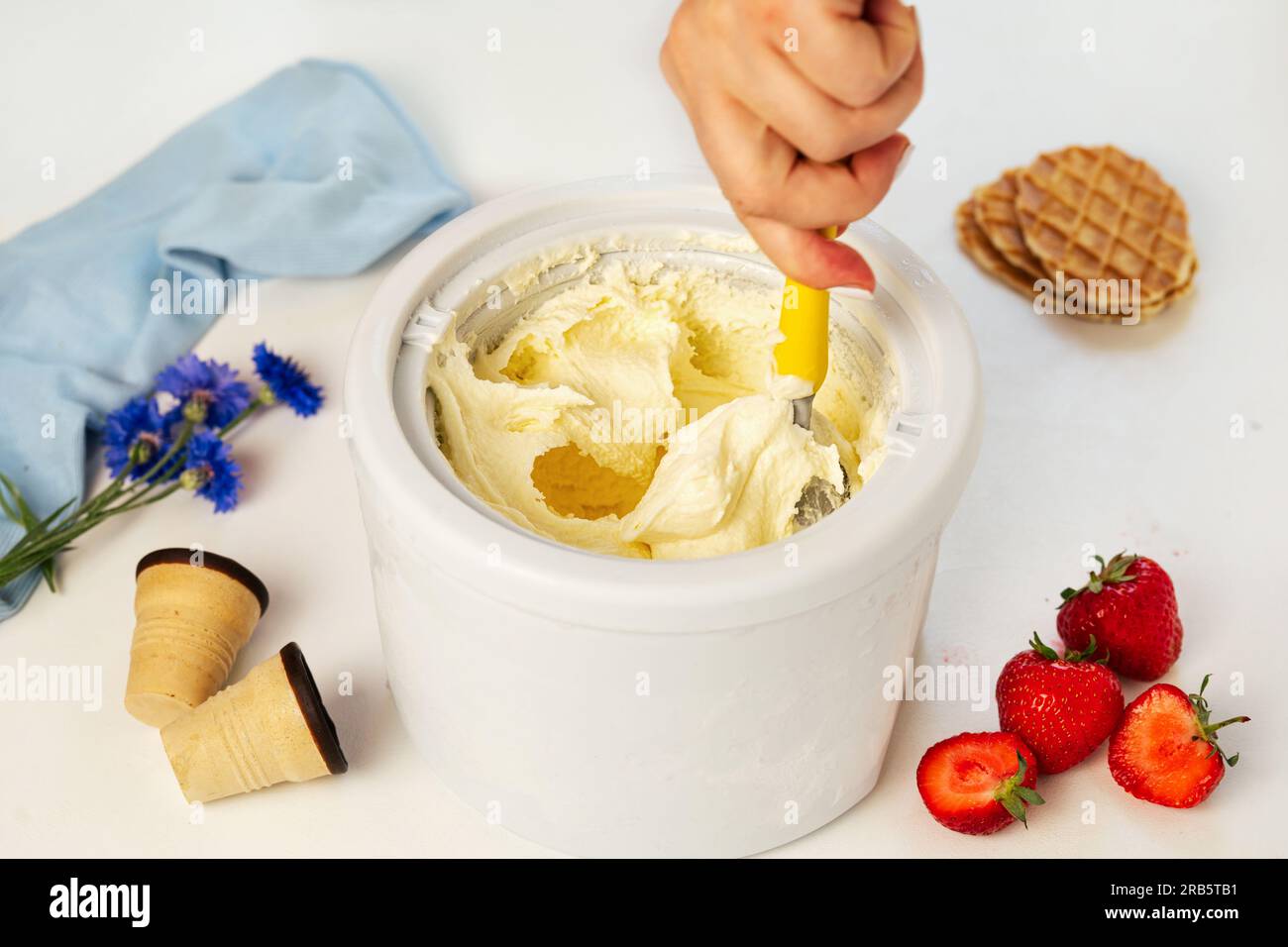 Electric ice cream maker hi-res stock photography and images - Alamy