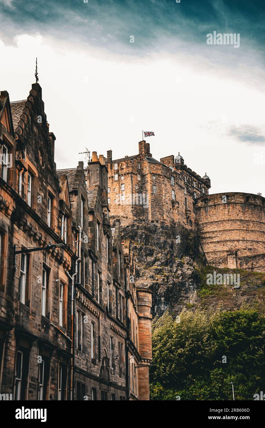 Scottish flag edinburgh castle hi-res stock photography and images - Alamy