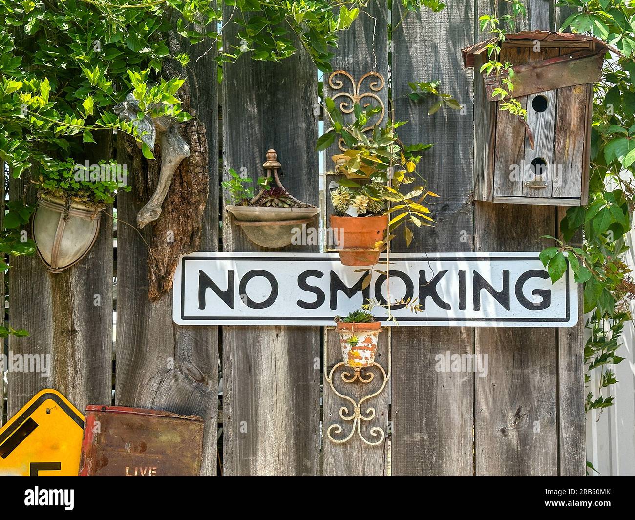 No smoking sign on a wooden fence in a garden Stock Photo - Alamy