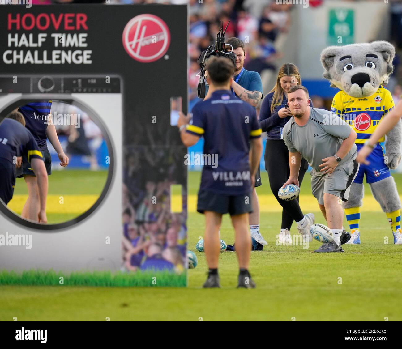 Luke littler stadium hi-res stock photography and images - Alamy