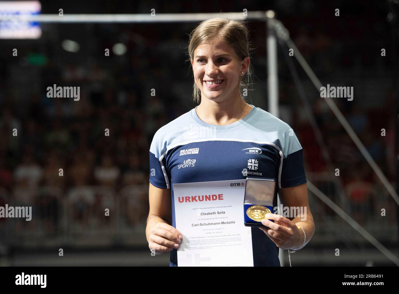 Elisabeth SEITZ receives the Carl Schuhmann medal of the DTB ...