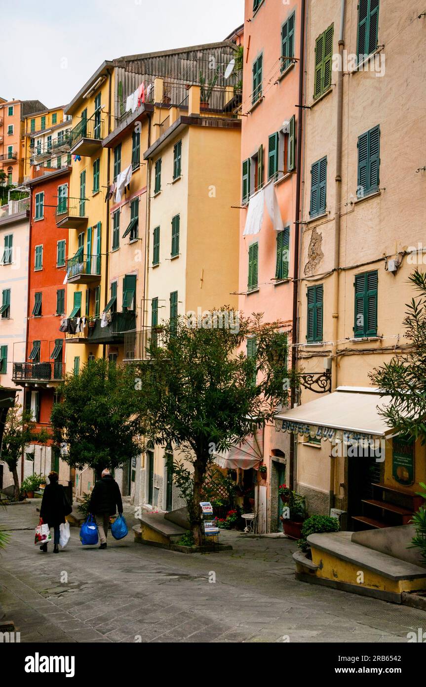 Via Colombo pedestrian street in Riomaggiore, Cinque Terre, Italy Stock ...