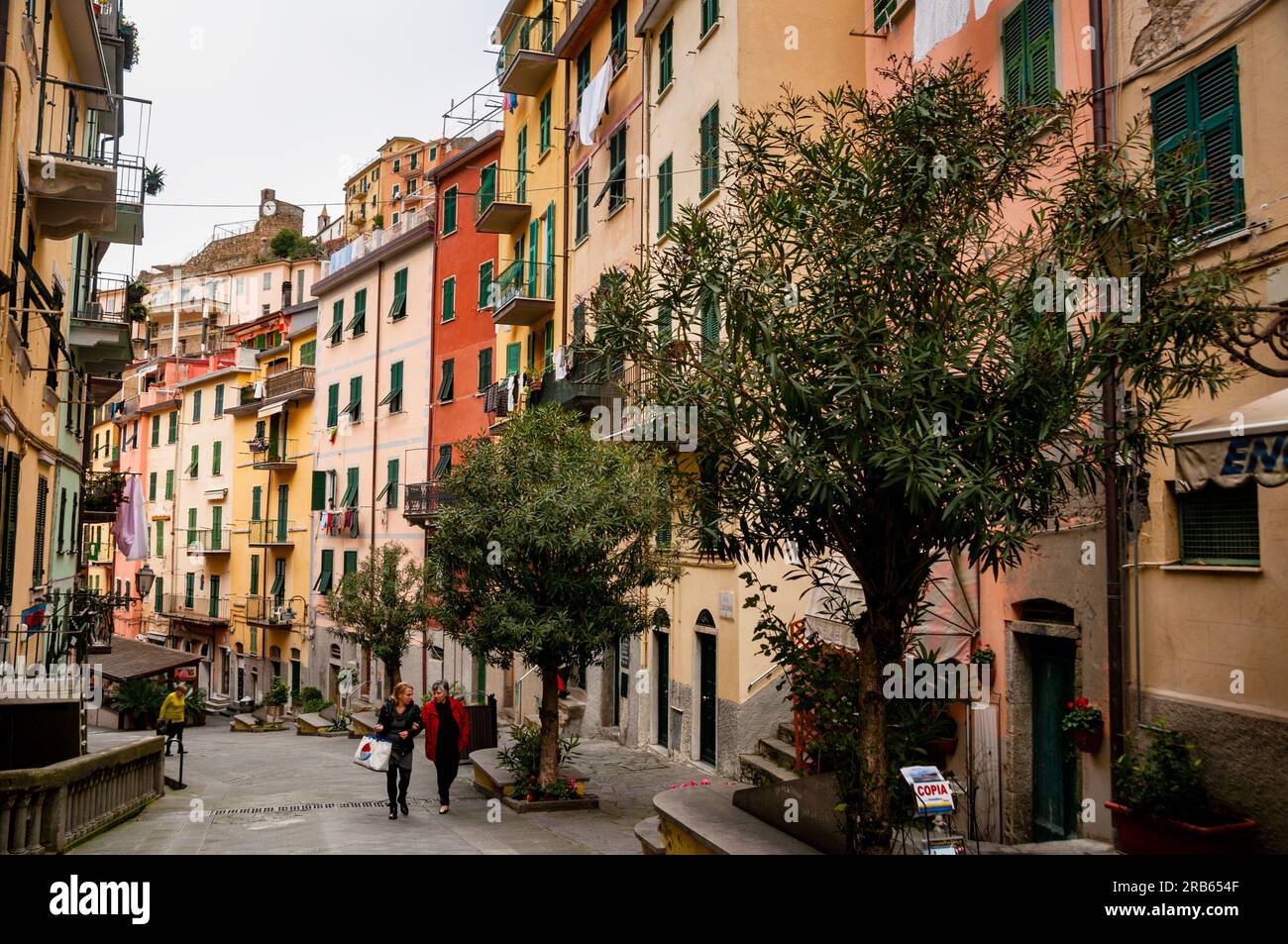 Via Colombo pedestrian street in Riomaggiore, Cinque Terre, Italy Stock ...