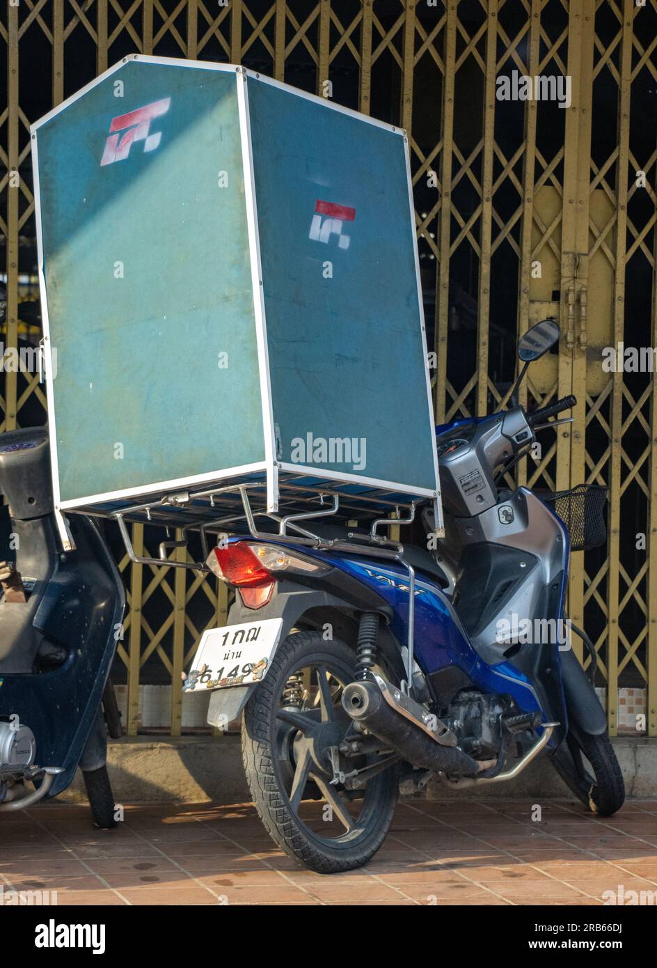 Load cargo into a container hi-res stock photography and images - Alamy